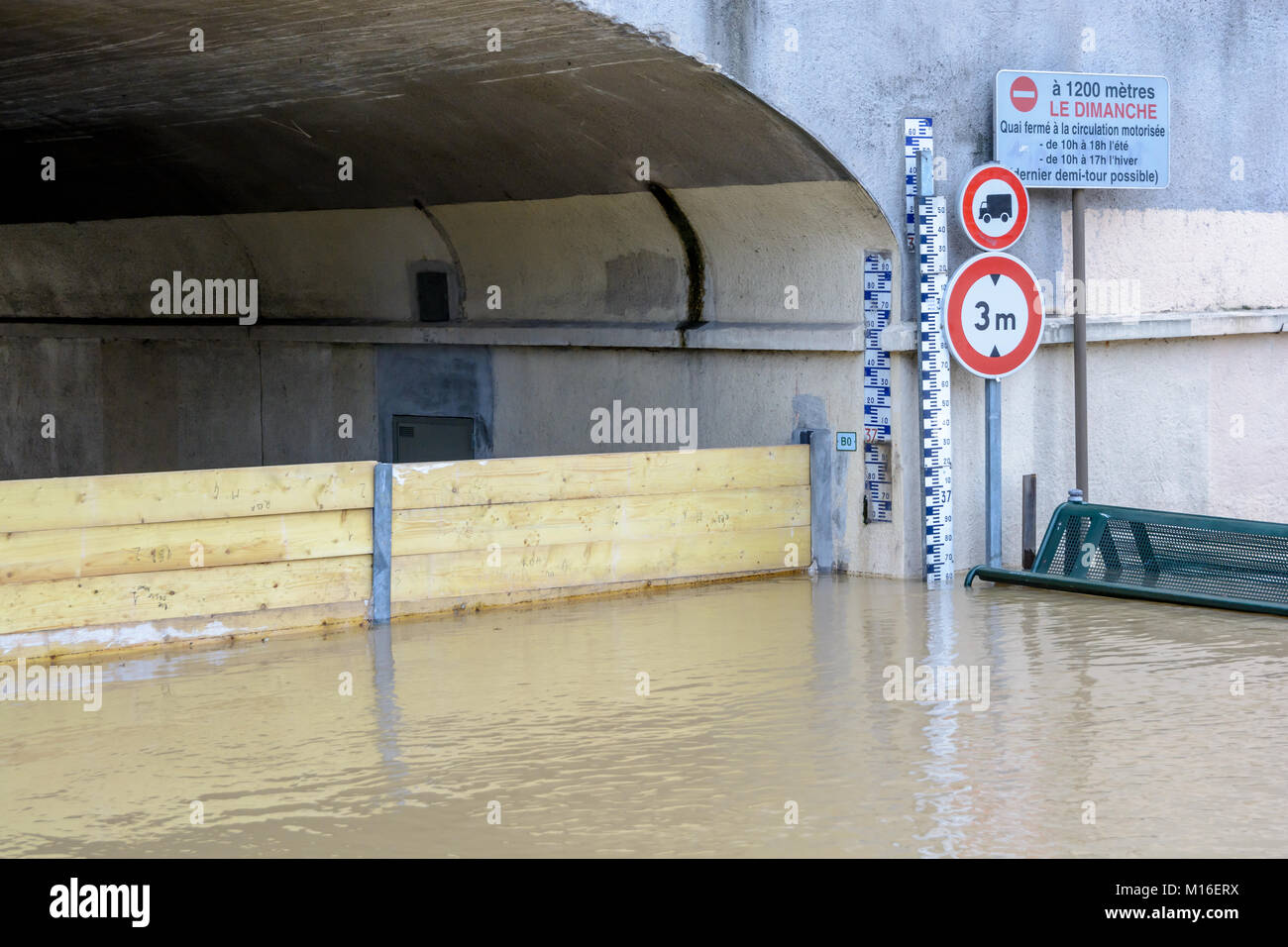 Panneau chaussée inondable en français Banque de photographies et d ...
