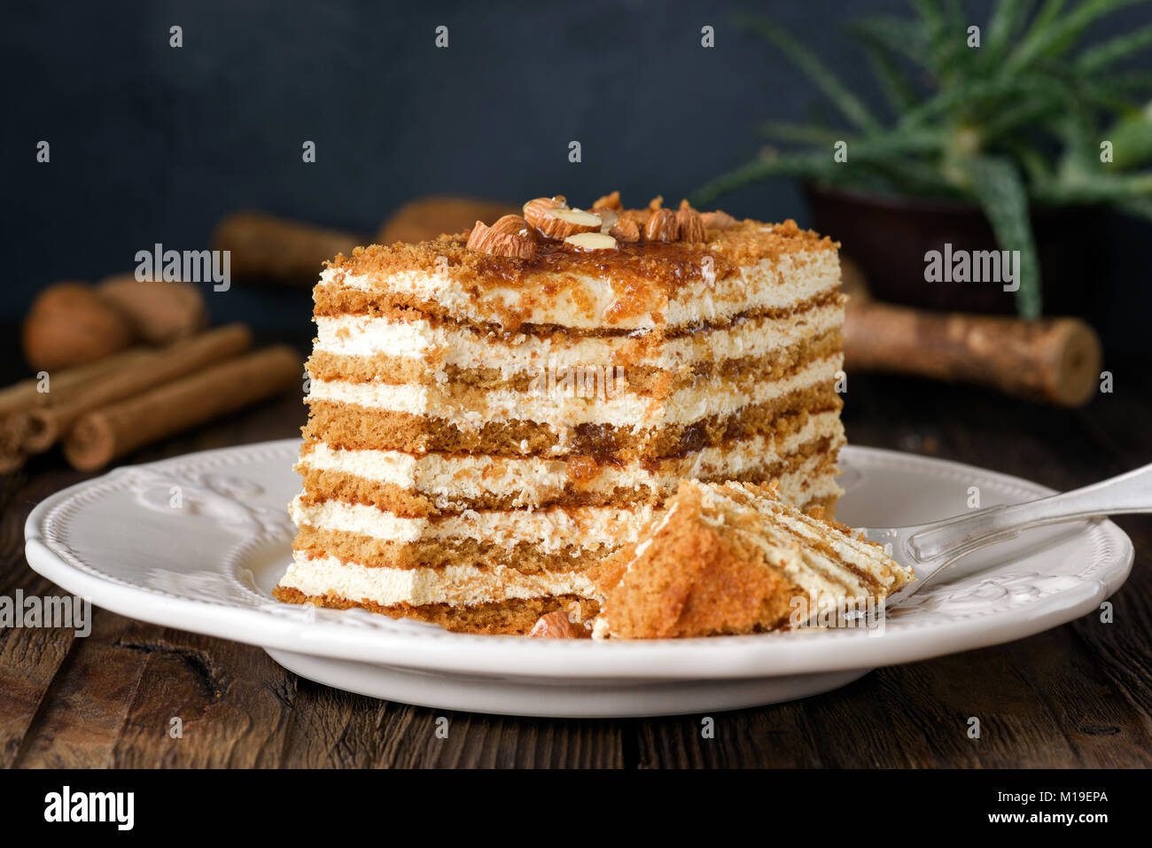 Gâteau au miel avec des amandes sur plaque blanche. Gâteau russe ...
