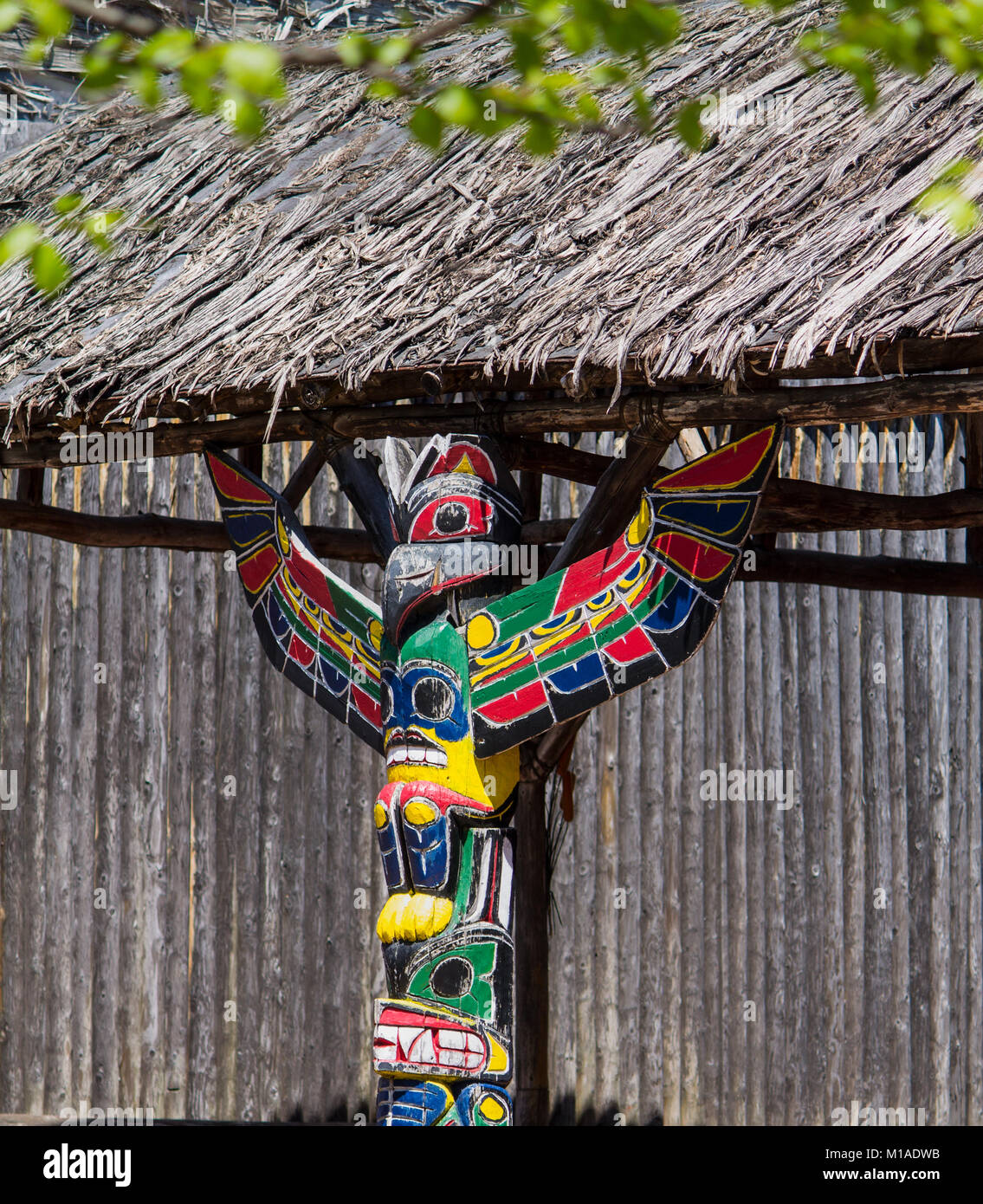 Totem indien au village huron au Québec Photo Stock - Alamy