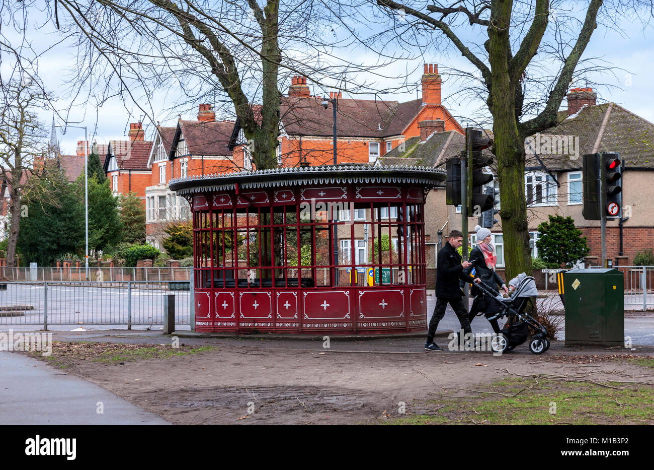 L'ancien abri de tramway sur la route près de Kettering Whire Elaphant ...