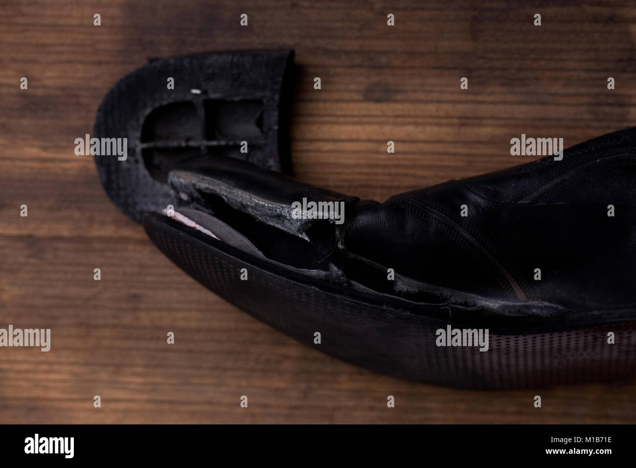 Broken shoes Banque de photographies et d’images à haute résolution - Alamy