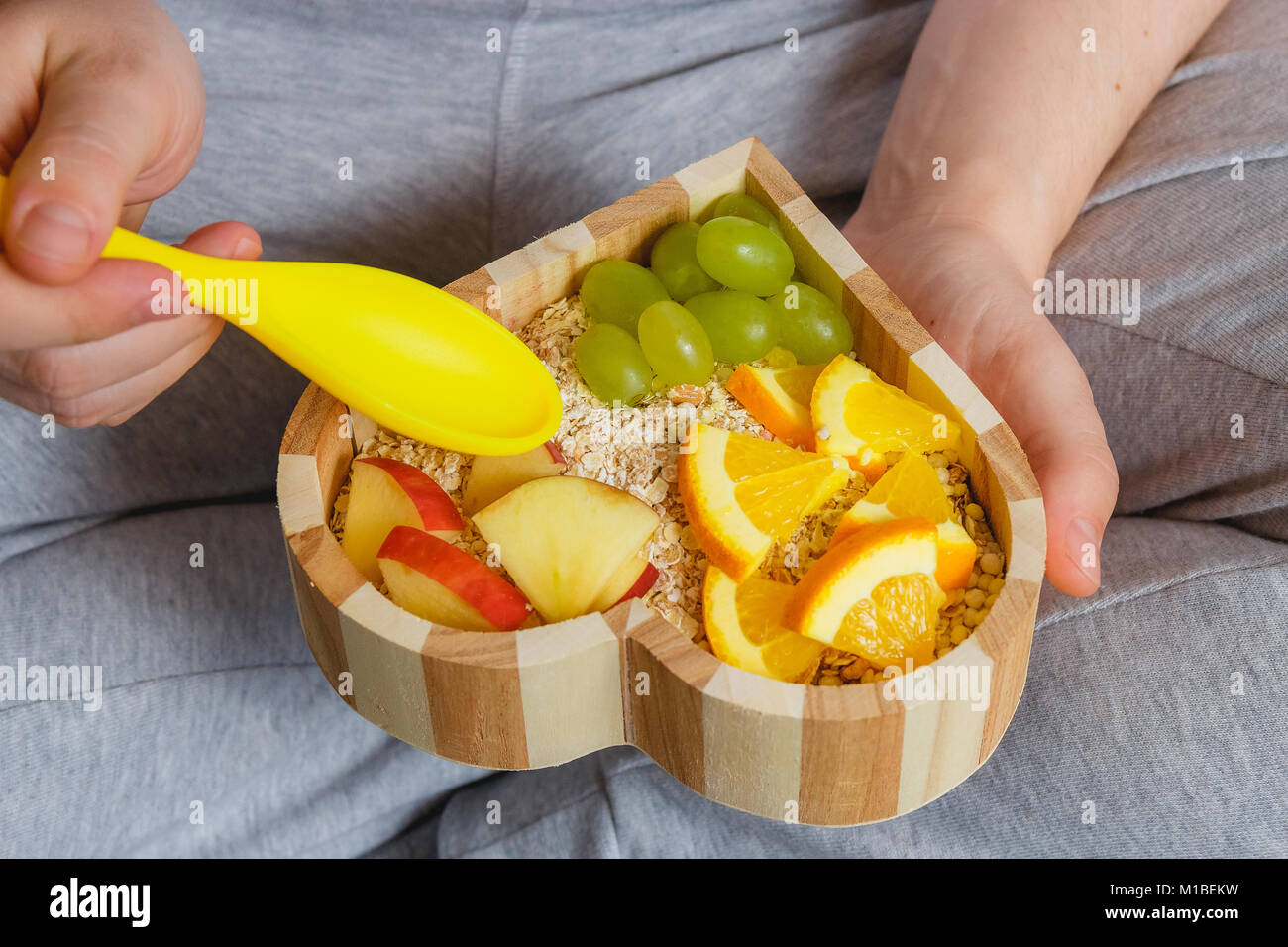 Plante femelle aux fruits rouges Banque de photographies et d’images à ...