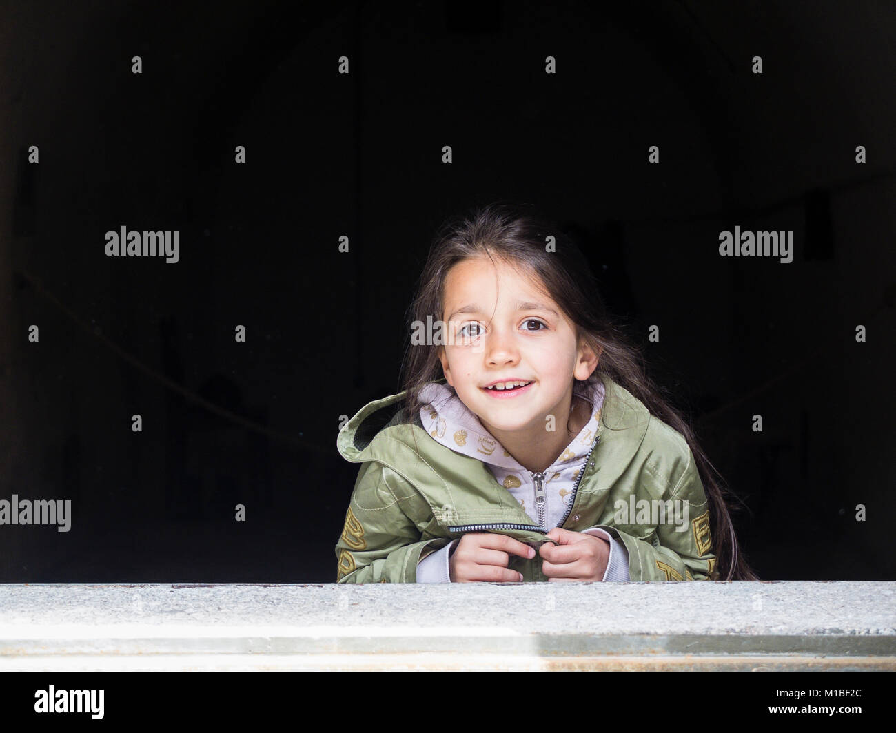 L'Italie, Bormio, Venini Fort, portrait d'une fille à l'intérieur d'un ...
