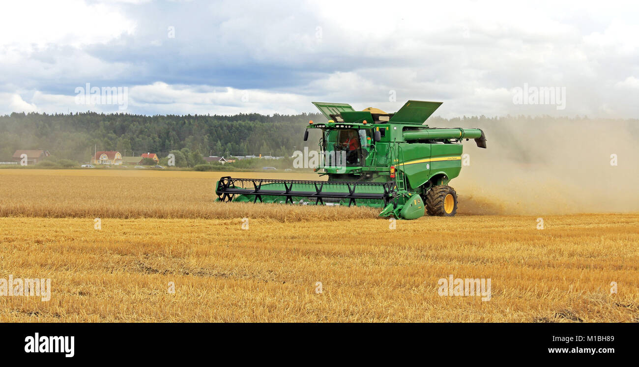 John deere s670i combine harvester Banque de photographies et d’images ...