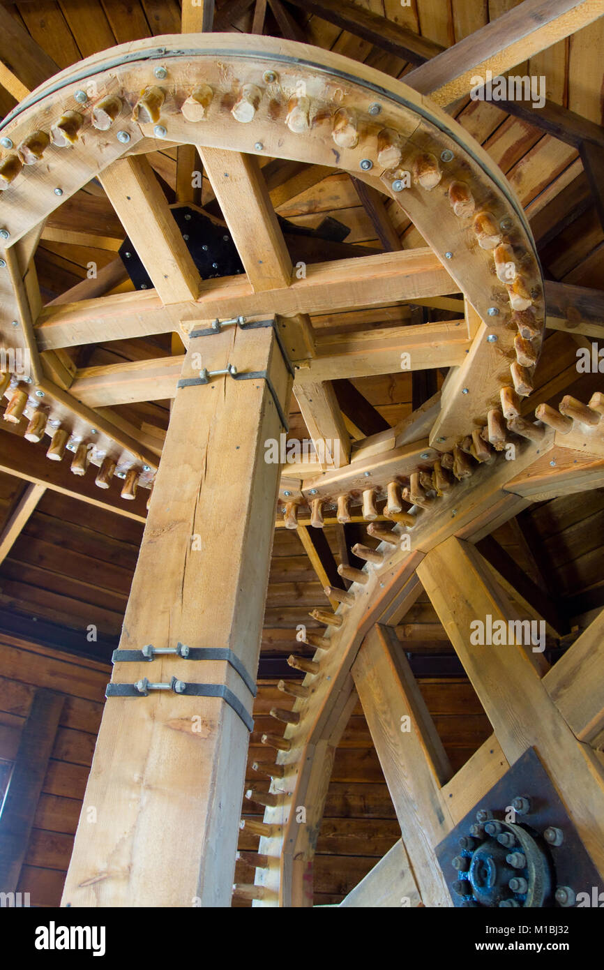Les engrenages en bois avec mécanisme Photo Stock - Alamy