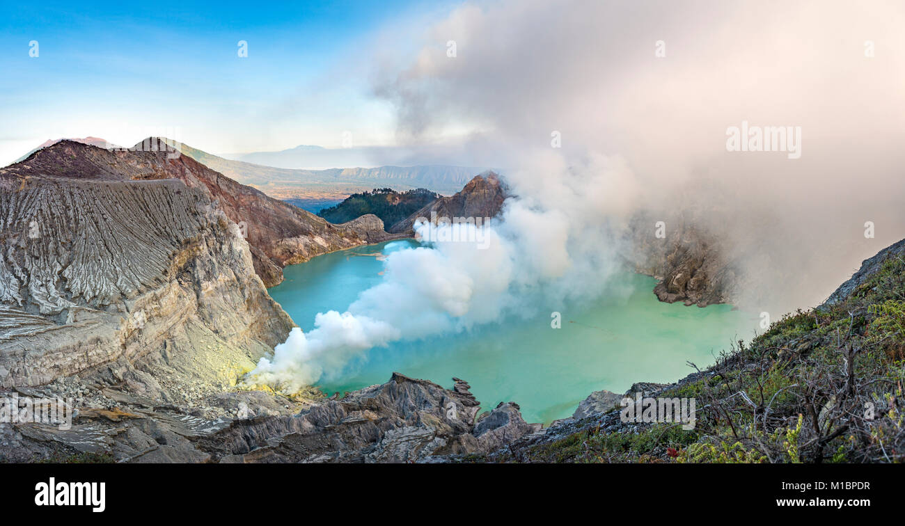Volcan Kawah Ijen, cratère volcanique avec le lac du cratère fumant et ...