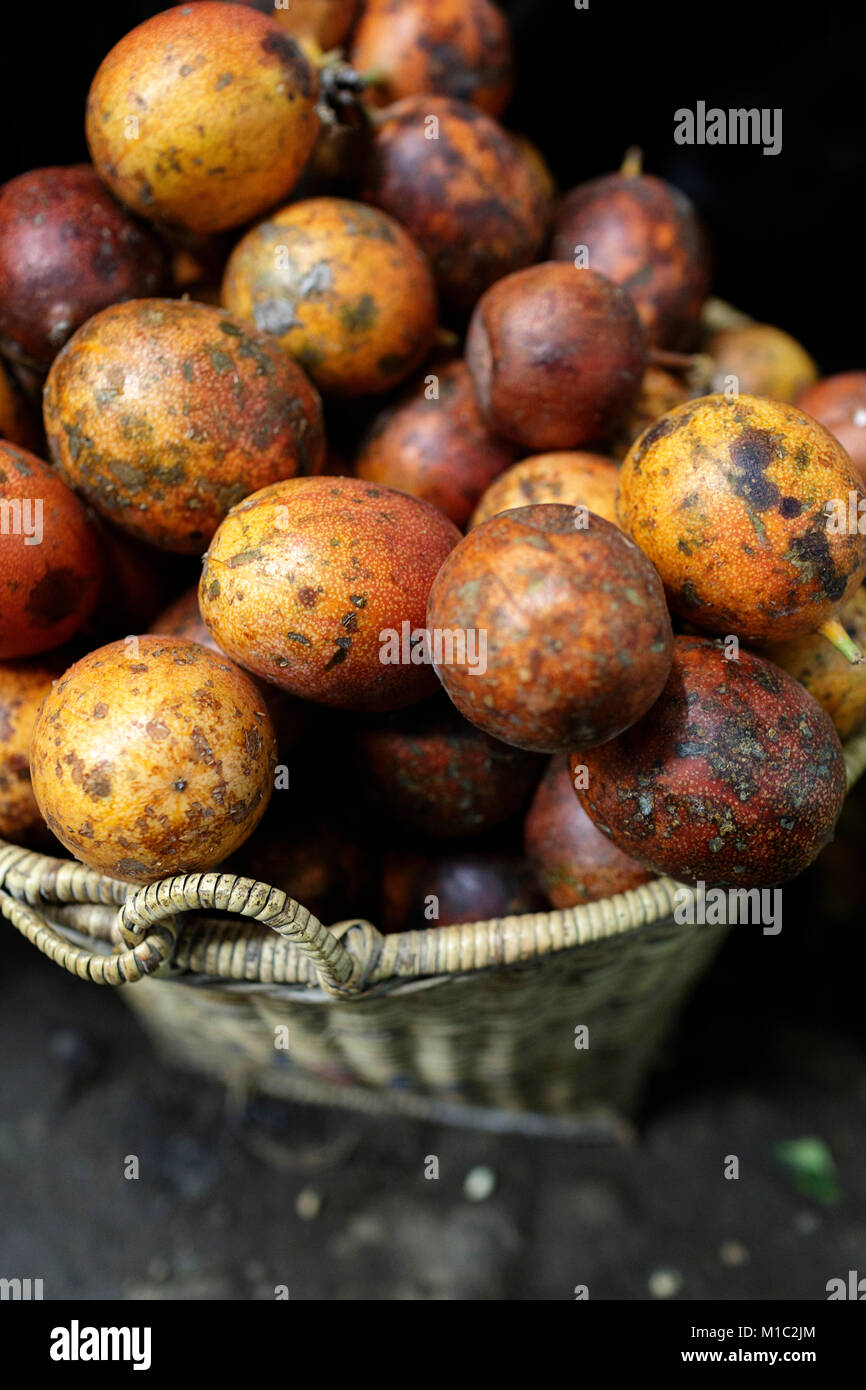 Fruits Exotiques Dans Le Panier Banque d'image et photos - Alamy