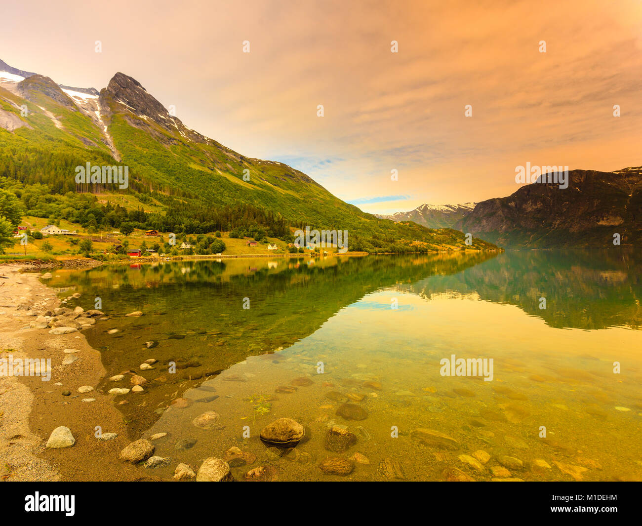 Locations de tourisme et voyage. Paysage de montagne et lac ...