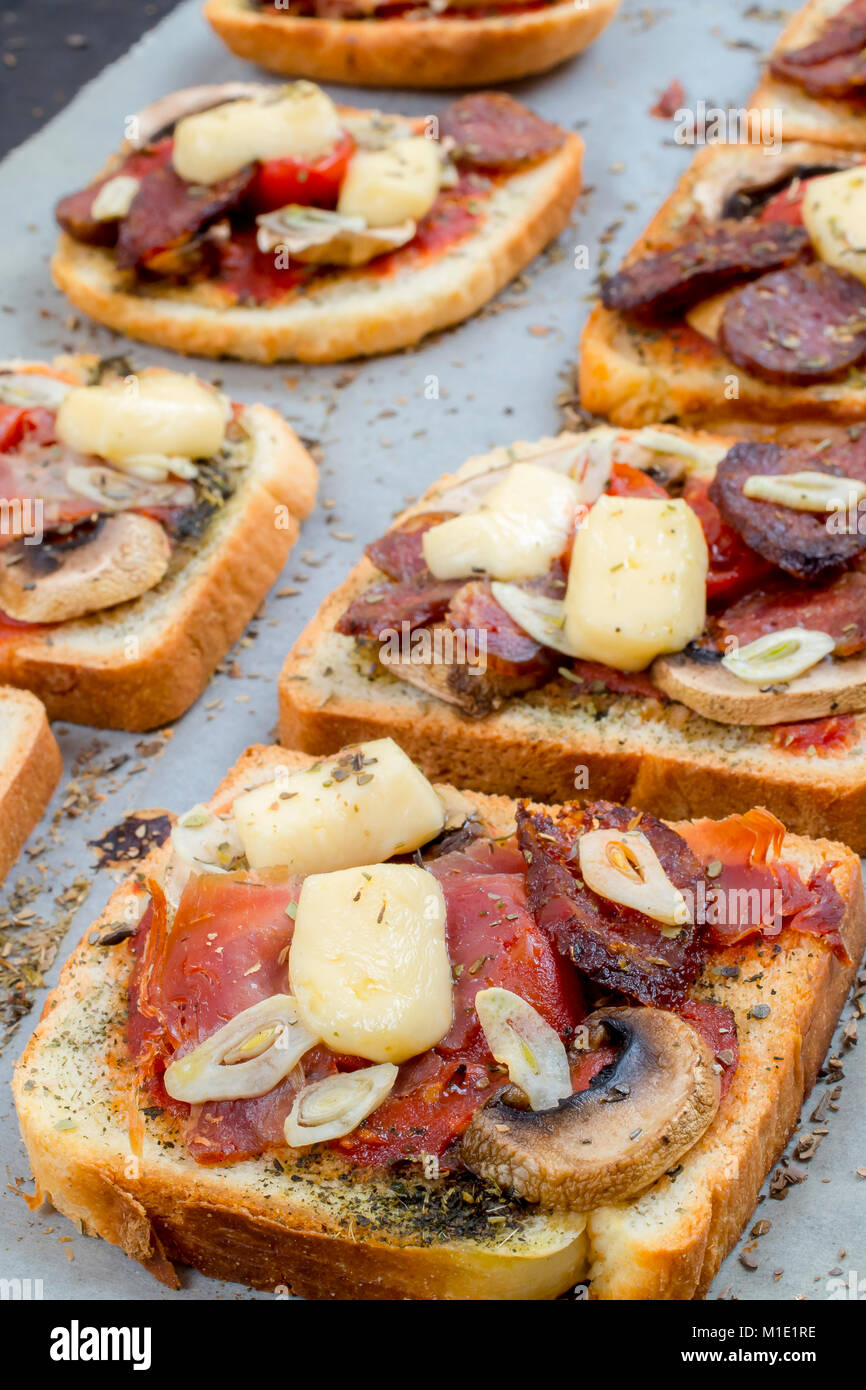 Toasts avec du jambon et du fromage Banque de photographies et d’images ...