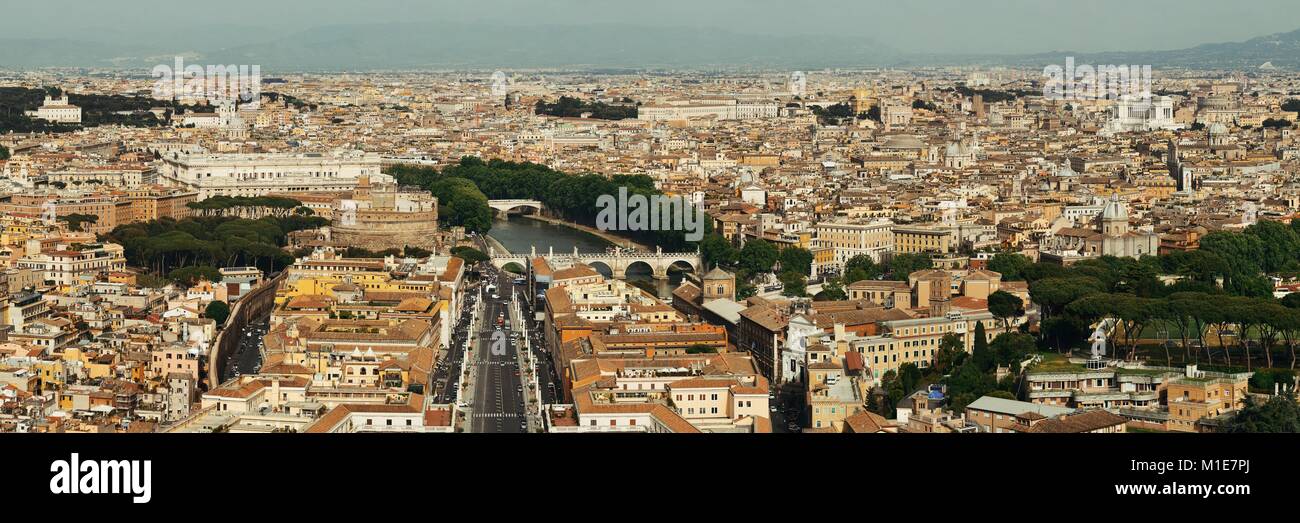 Panorama de la ville de Rome vu du haut de la Basilique Saint Pierre au ...