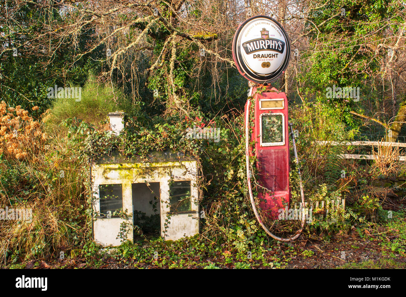 Une vieille pompe à essence désaffectée, l'affichage de la publicité ...