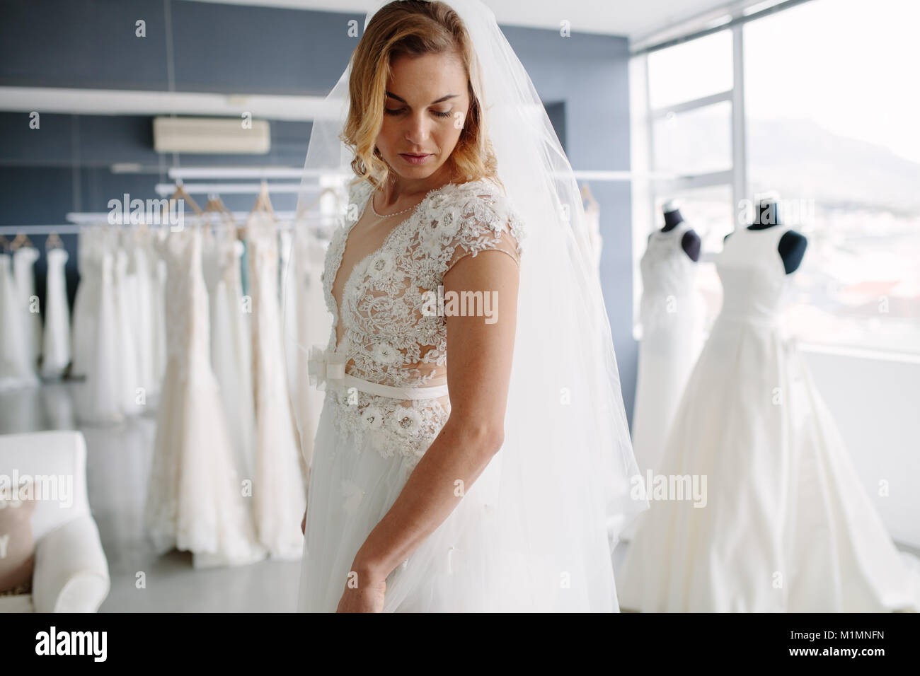Femme en cabine d'essayage Banque de photographies et d’images à haute ...