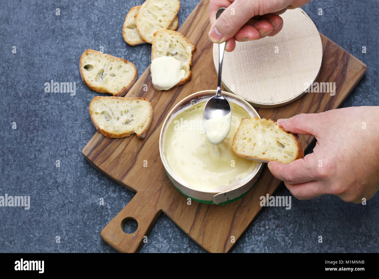 Le français vacherin Mont d'or, fromage à pâte molle à croûte lavée ...