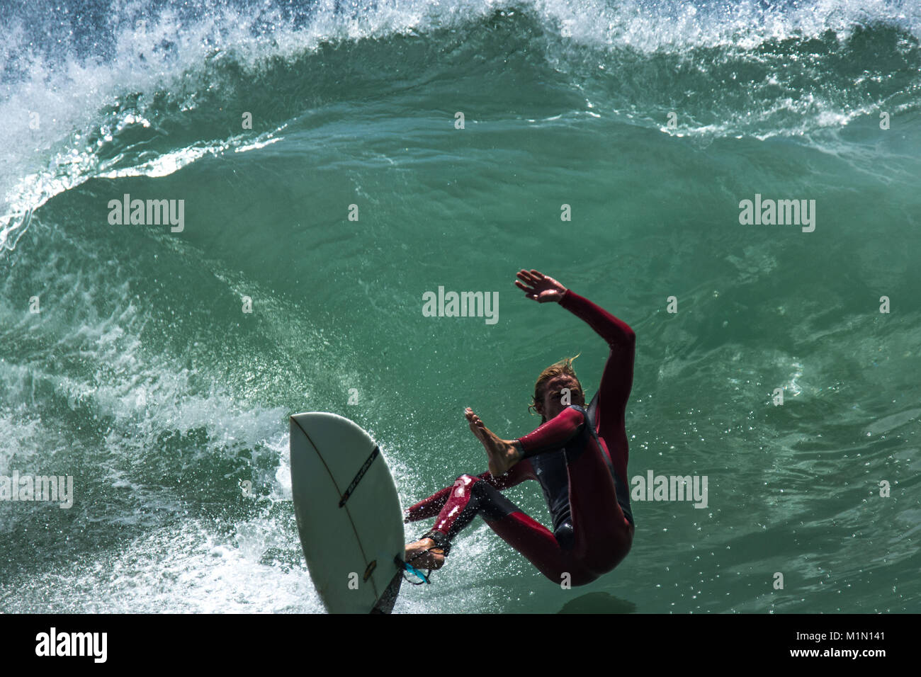 Surfeur sur la vague Banque de photographies et d’images à haute ...