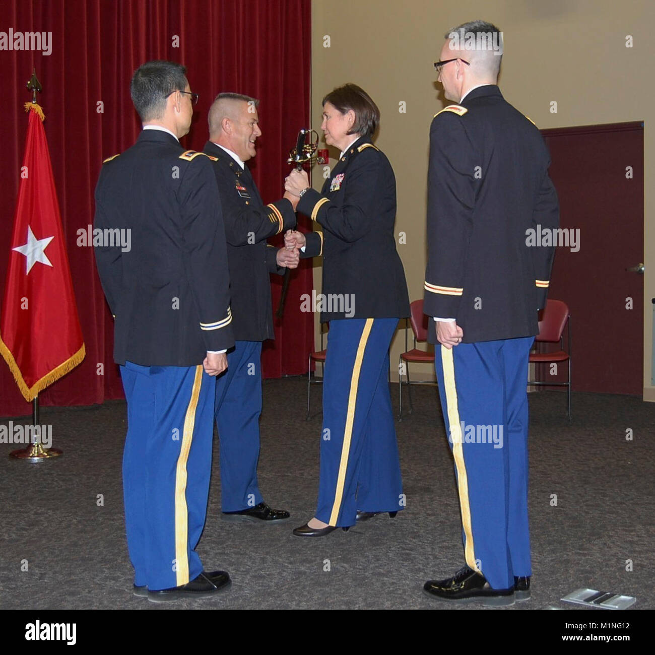 L'Adjudant-chef 4 Michelle Hartley reçoit une épée depuis le Colonel ...