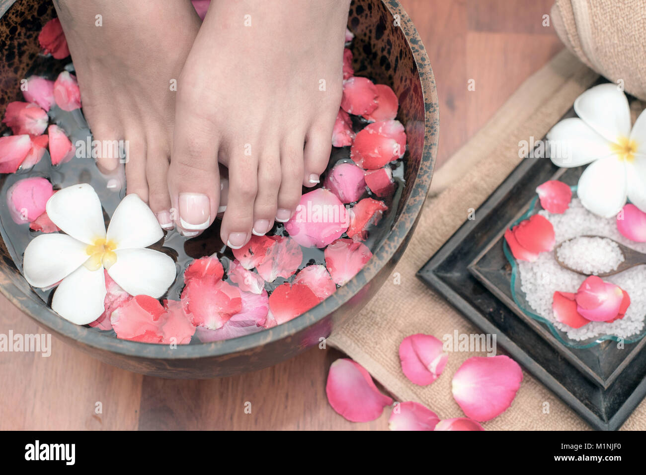 Pieds femme bain Banque de photographies et d’images à haute résolution ...