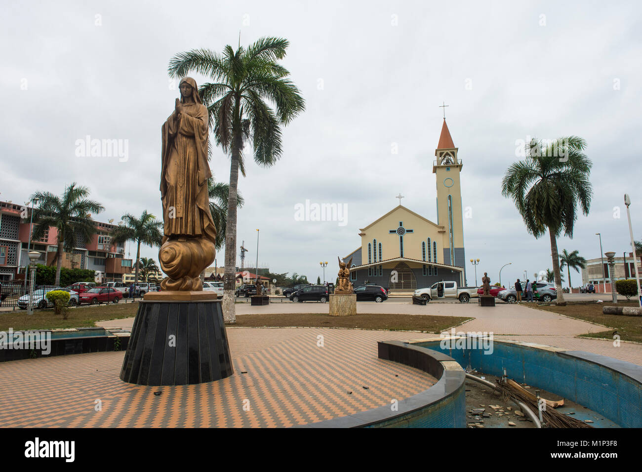 Statue de Marie en face de l'Église Tchiowa au centre de la ville de ...