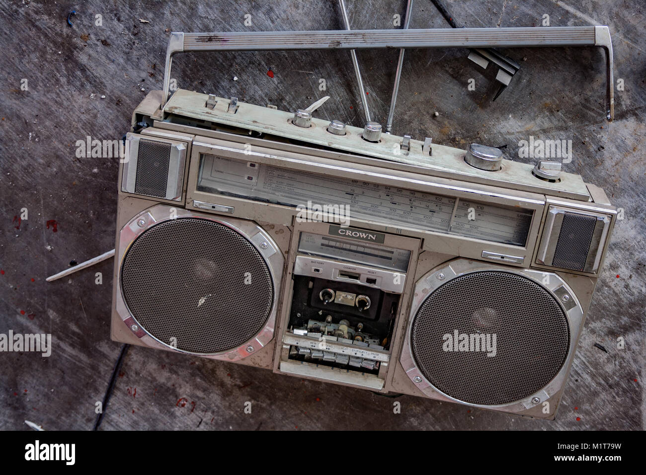 Broken radio cassette player Banque de photographies et d’images à ...