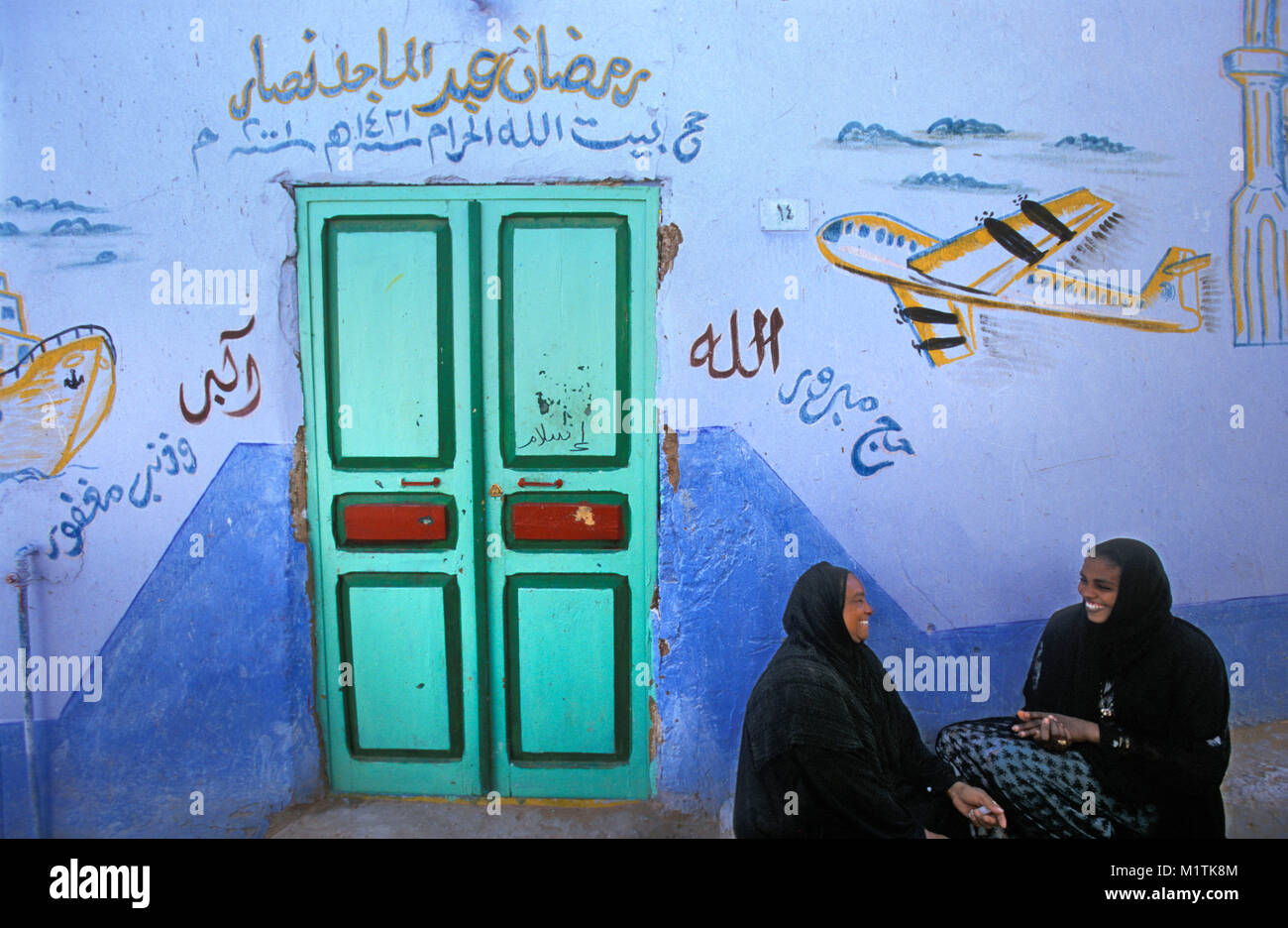 L'Égypte. Aswan. Décoration de mur réalisé par le propriétaire de la ...