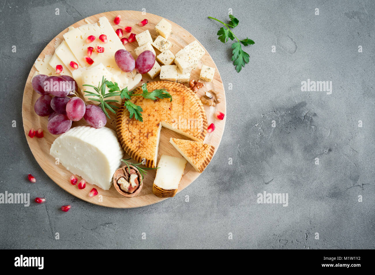 Assiette de fromage avec un assortiment de fromages, les raisins, les ...
