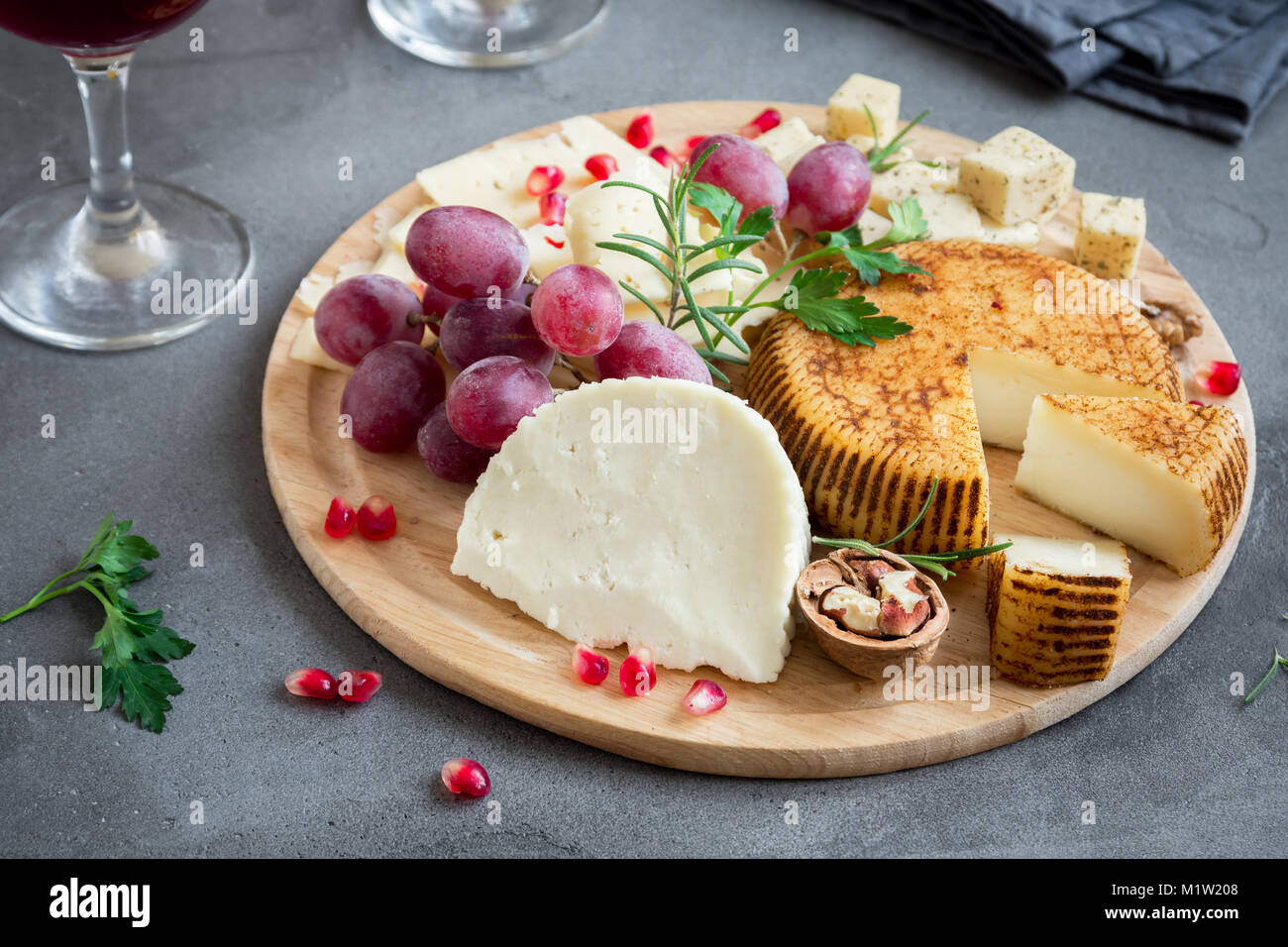 Assiette de fromage avec un assortiment de fromages, les raisins, les ...