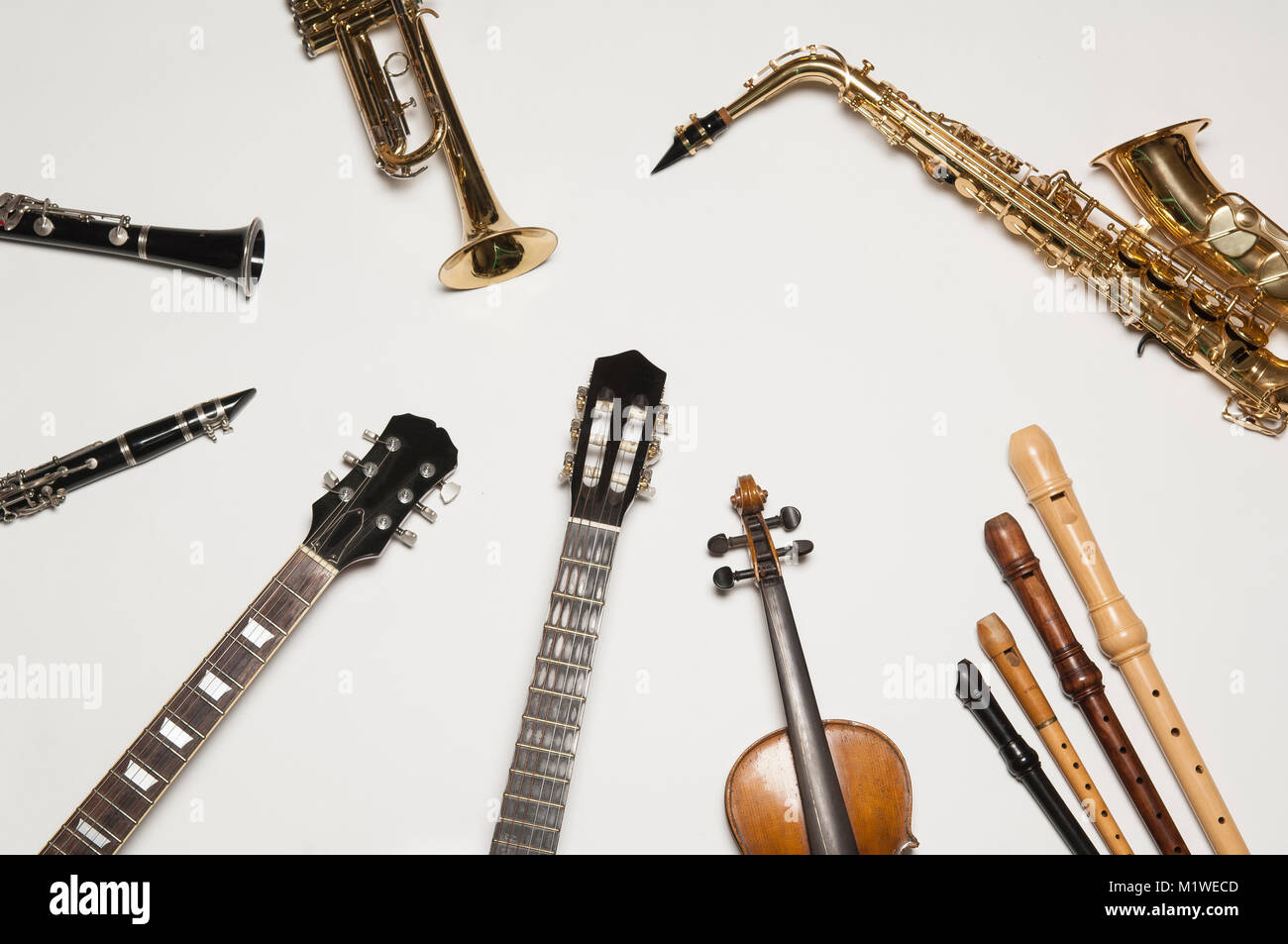 Différents types d'instruments sur fond blanc pointant vers le centre ...