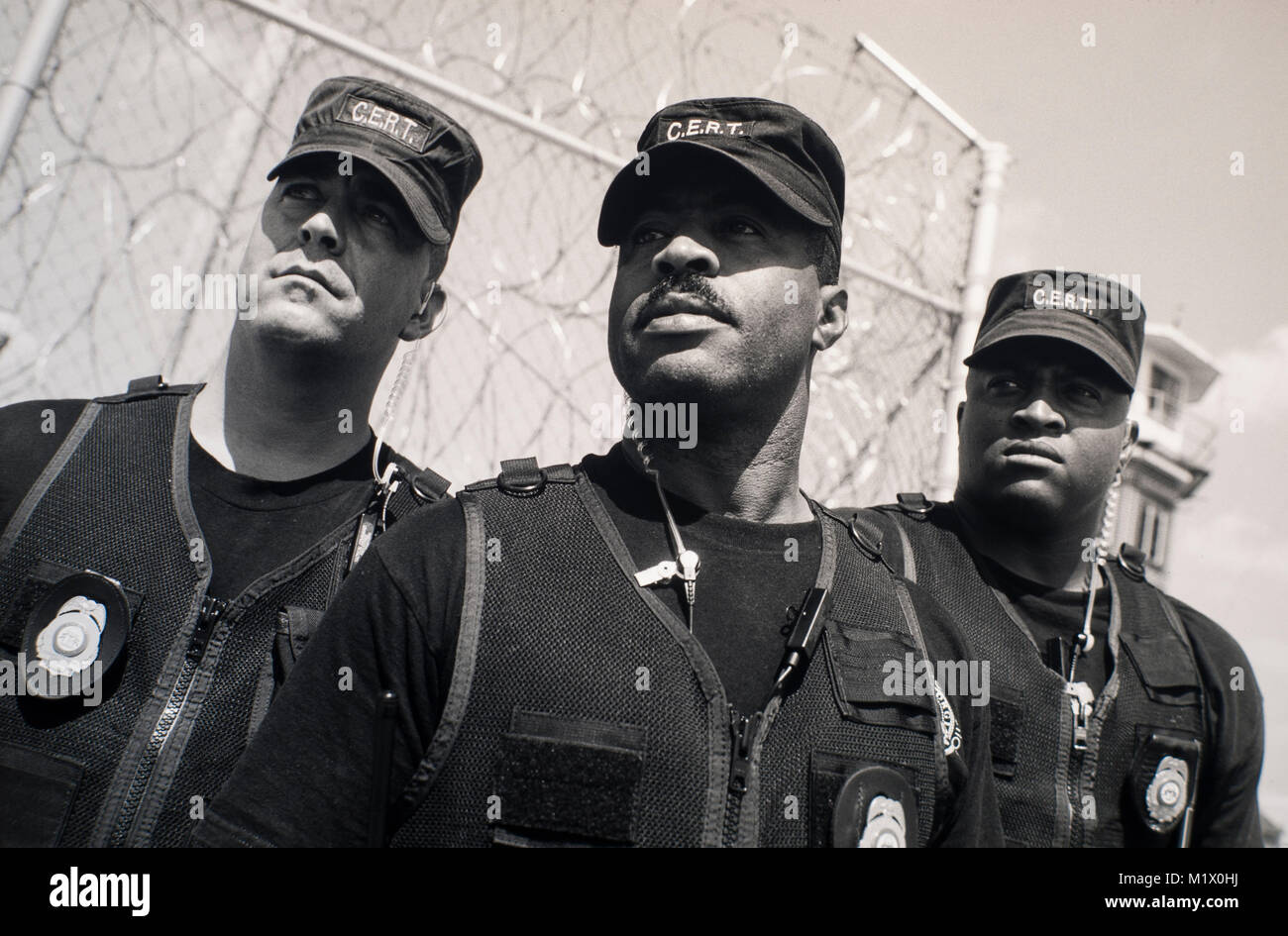 Armed prison guards Banque de photographies et d’images à haute ...