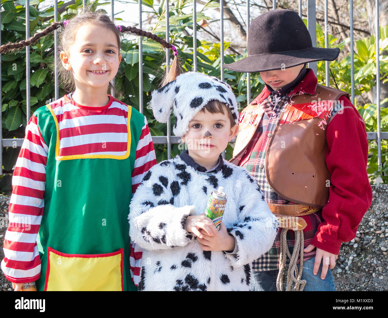 Les enfants vêtus de costumes de carnaval sur l'extérieur pour célébrer ...