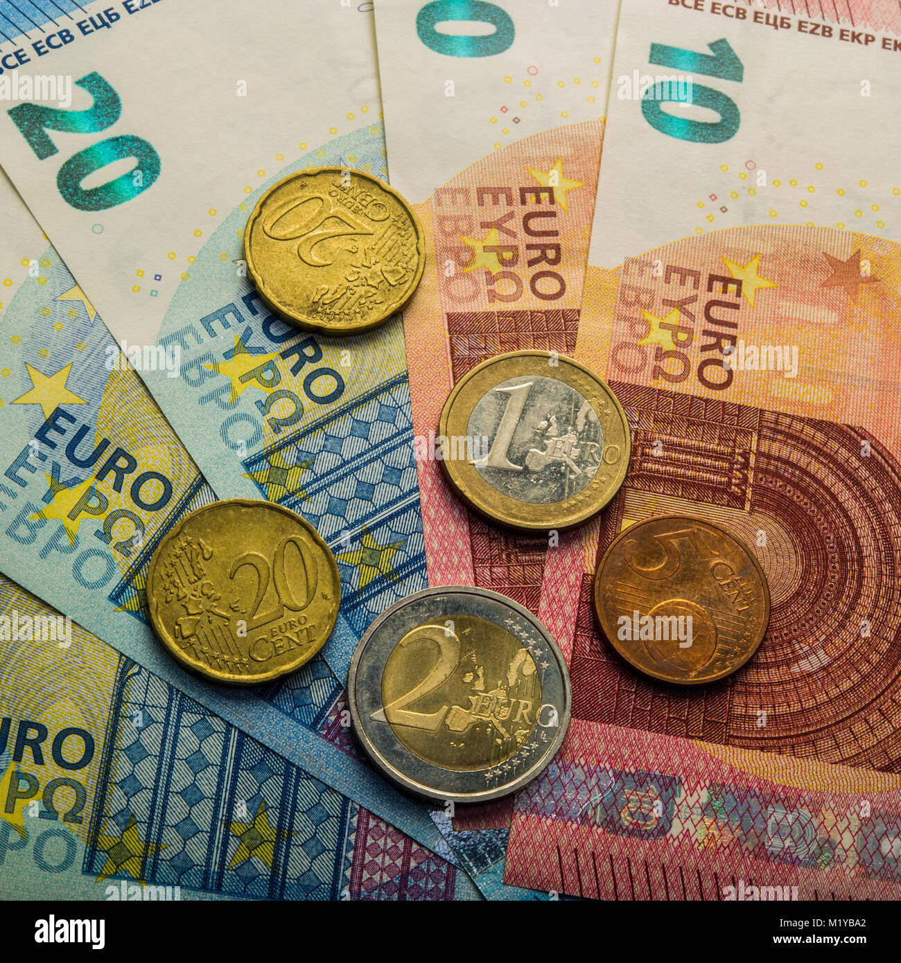 Les billets et pièces en papier. Pièces un, deux euros. Pièces de vingt ...