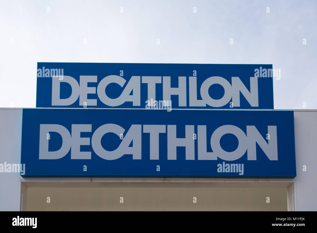 Logo Decathlon shop sign Photo Stock - Alamy