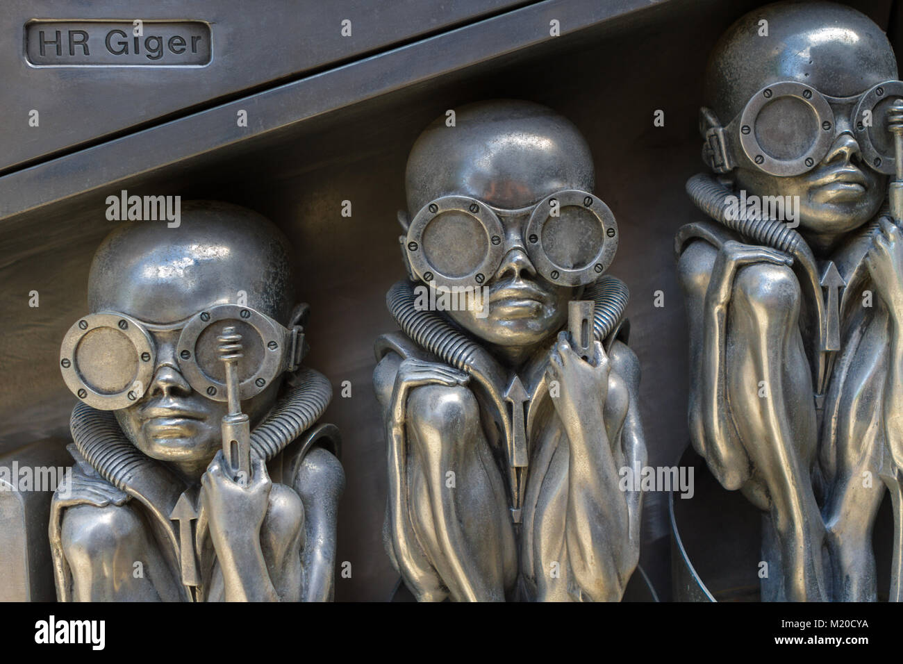 Naissance HR Giger statue de la machine en face de Giger Museum de ...