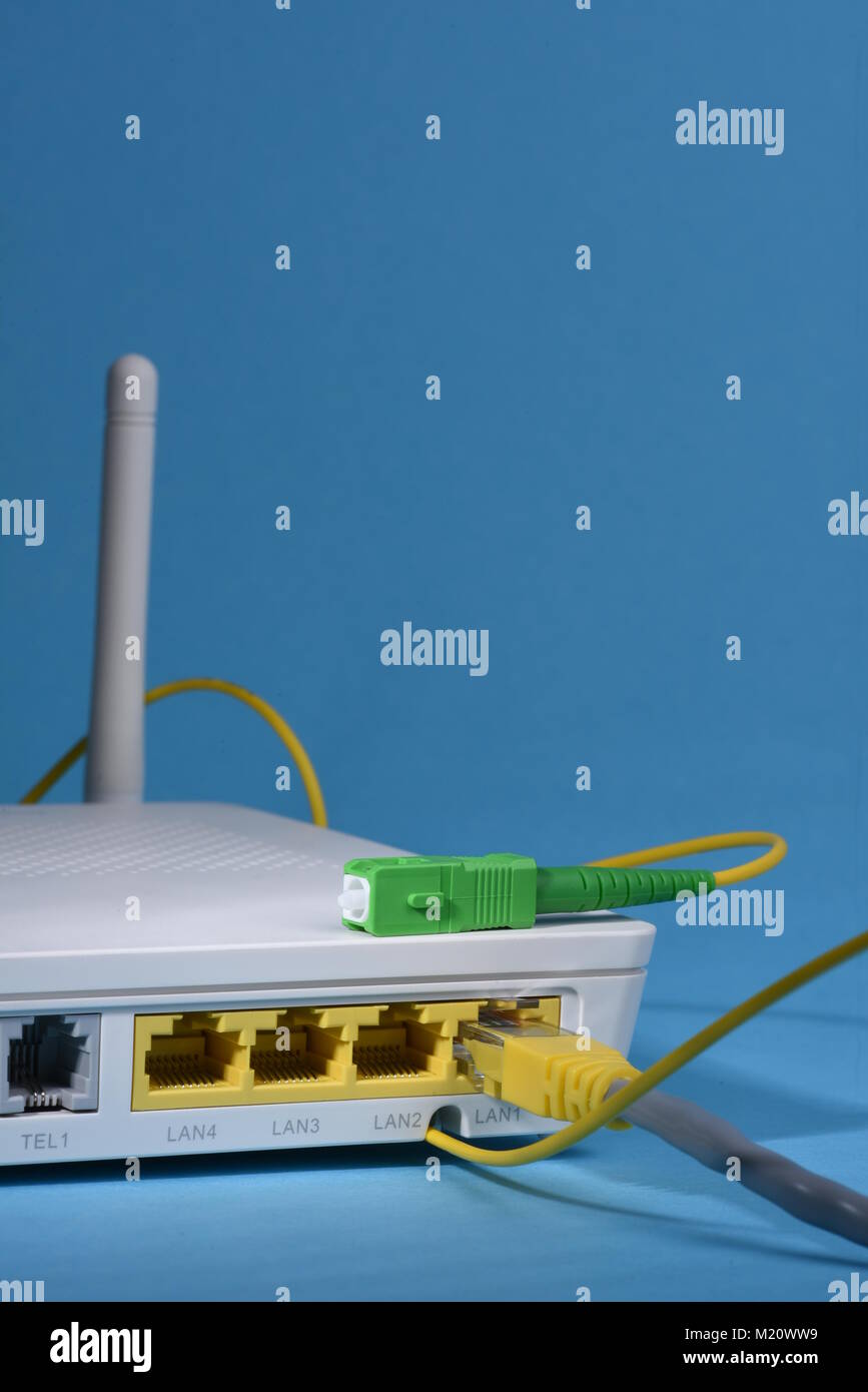 Routeur sans fil avec cordon de raccordement réseau et câble optique ...