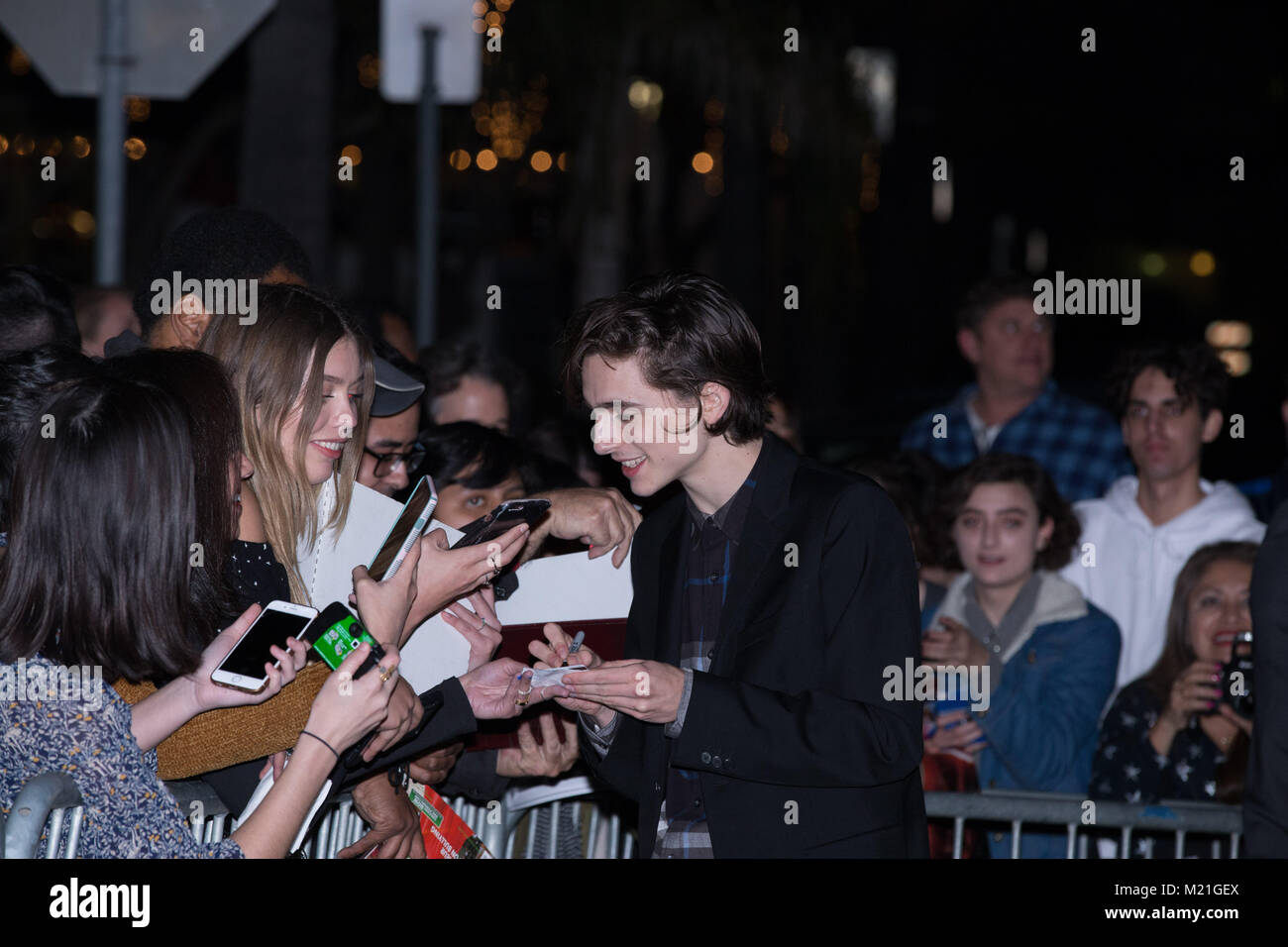 Les fans de timothee chalamet Banque de photographies et d’images à ...
