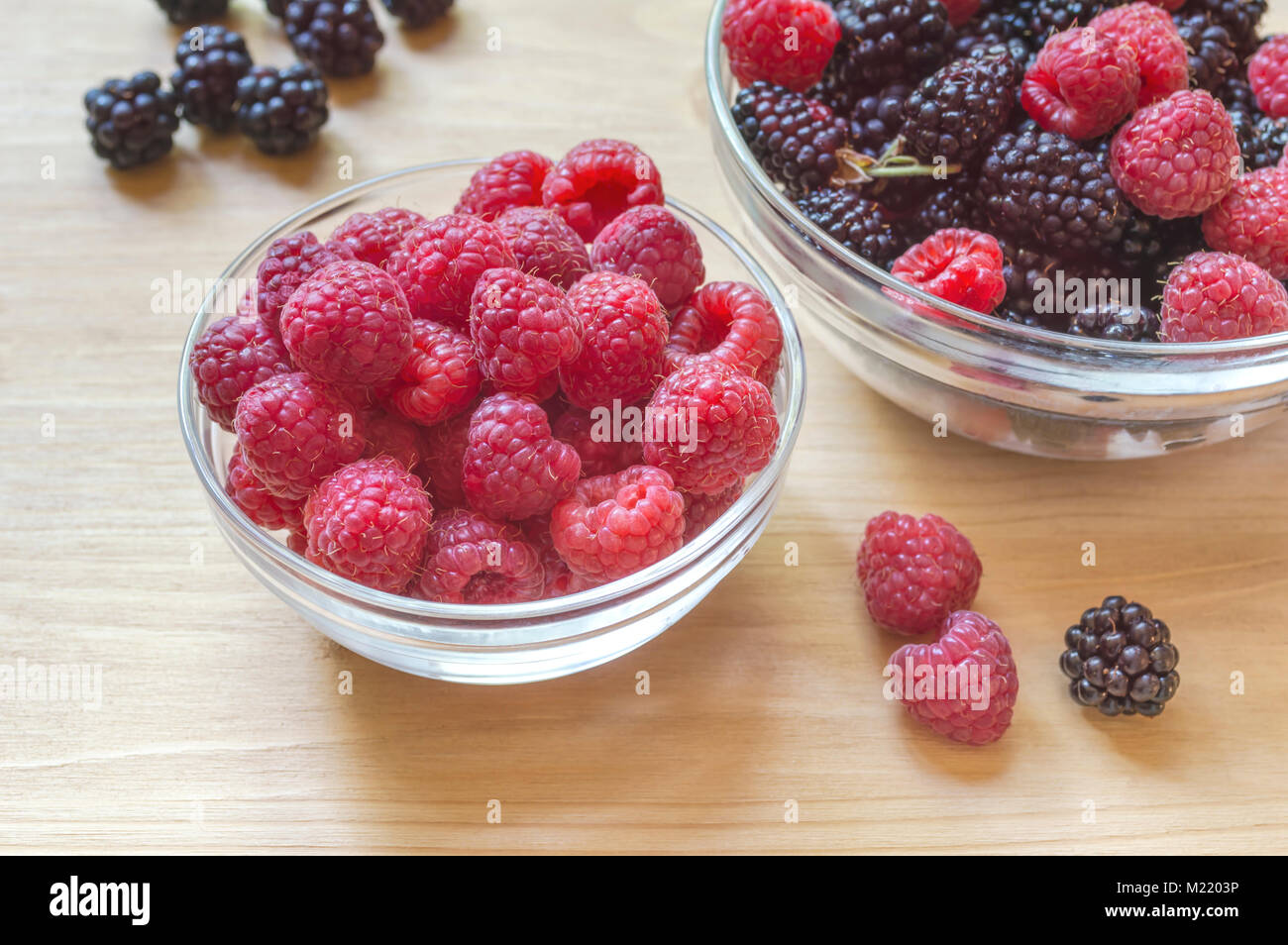 Les baies mûres biologiques sains avec des framboises et des mûres dans ...