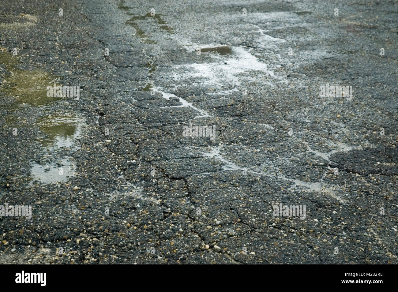 Cracked asphalt Banque de photographies et d’images à haute résolution ...