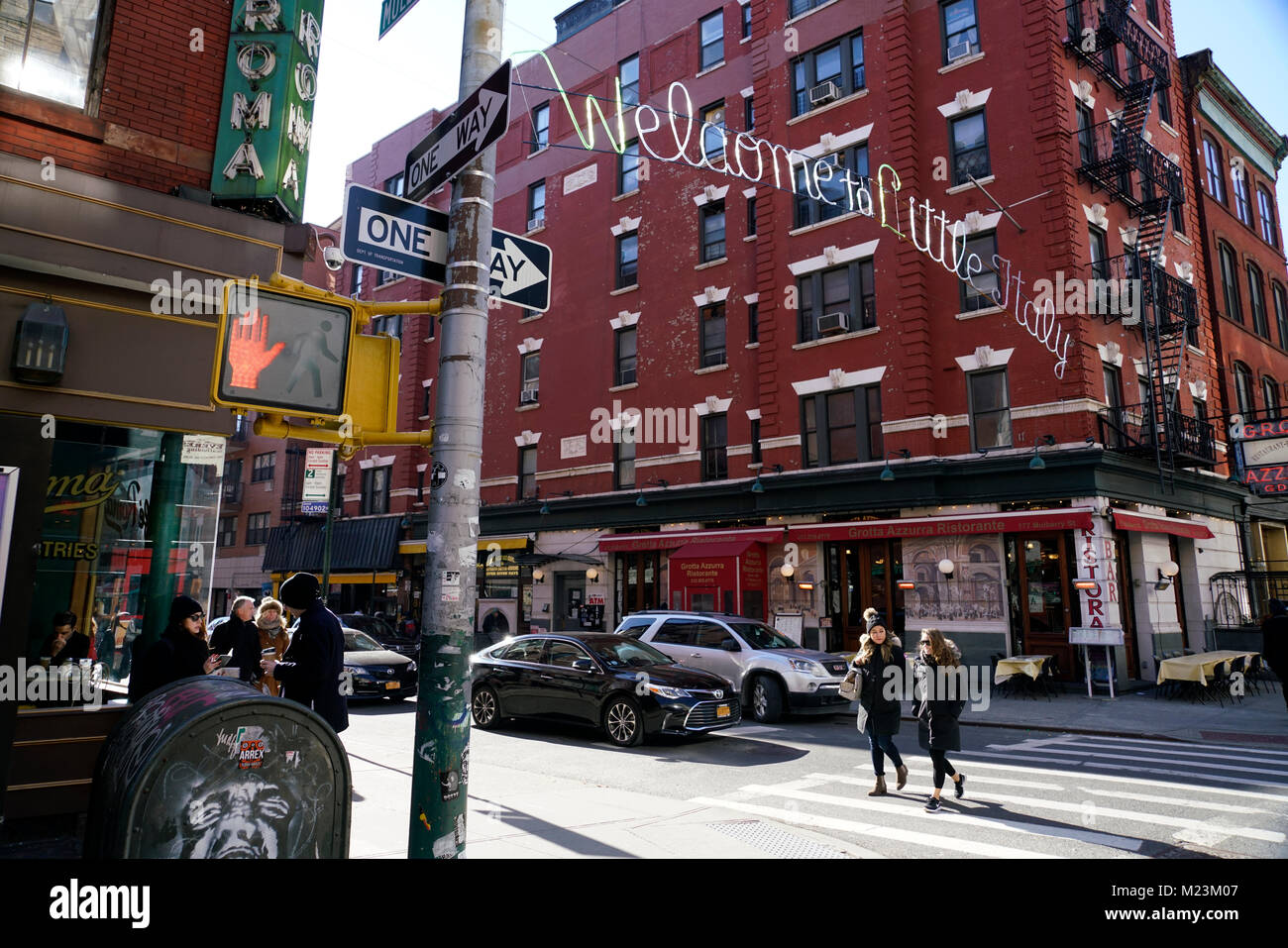 Bienvenue à Little Italy sign à l'intersection de Mulberry street et ...