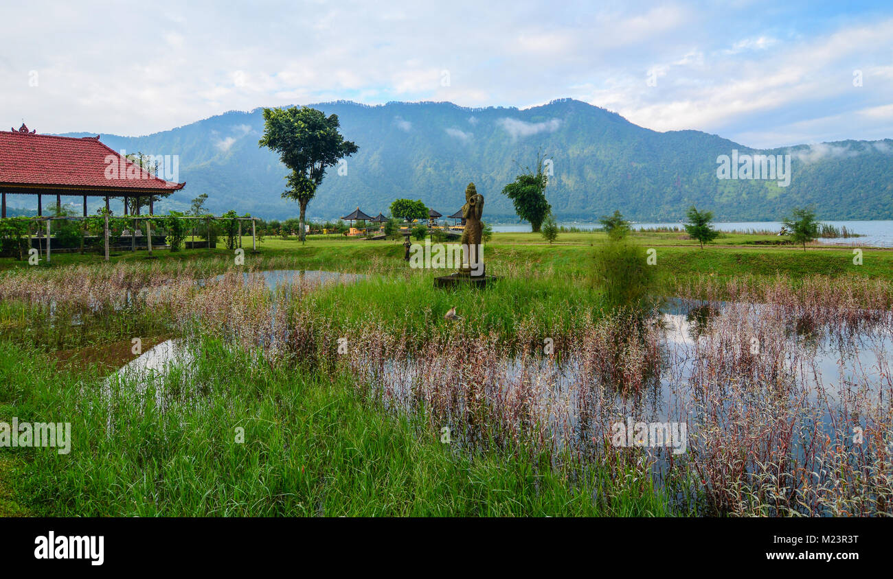 Partie de Pura Ulun Danu temple avec jardin au bord du lac Bratan à ...