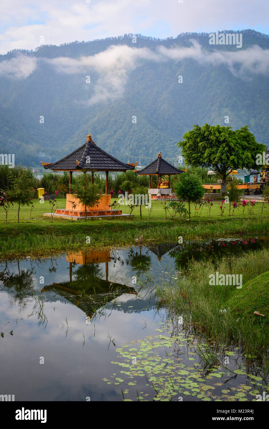 Partie de Pura Ulun Danu temple (Temple de l'eau) au bord du lac Bratan ...