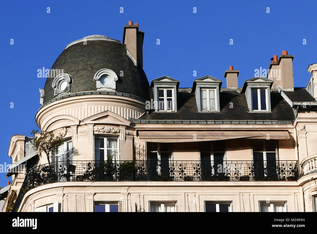 Façade en pierre haussmann Banque de photographies et d’images à haute ...