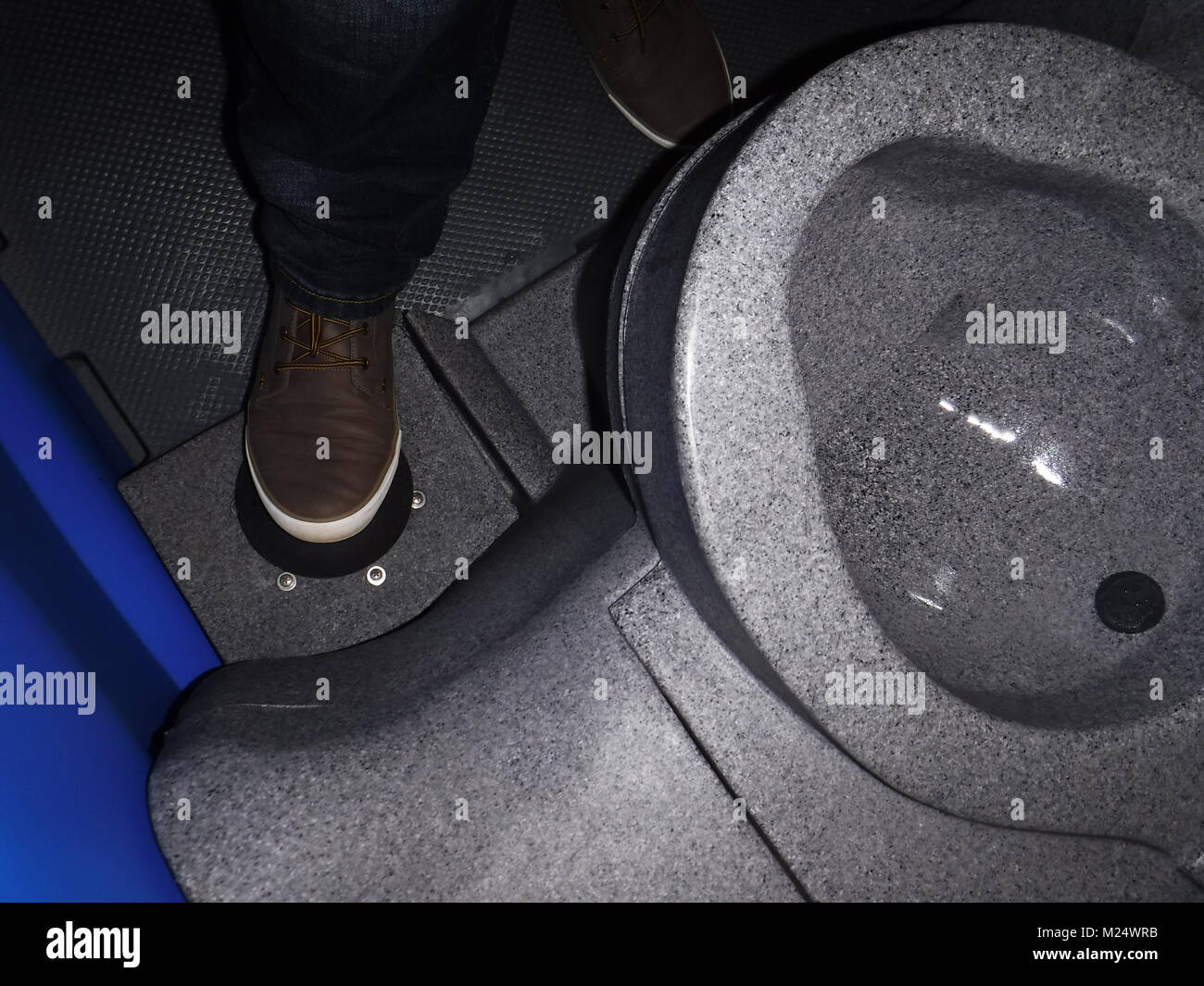 Homme utilisant les toilettes Banque de photographies et d’images à ...