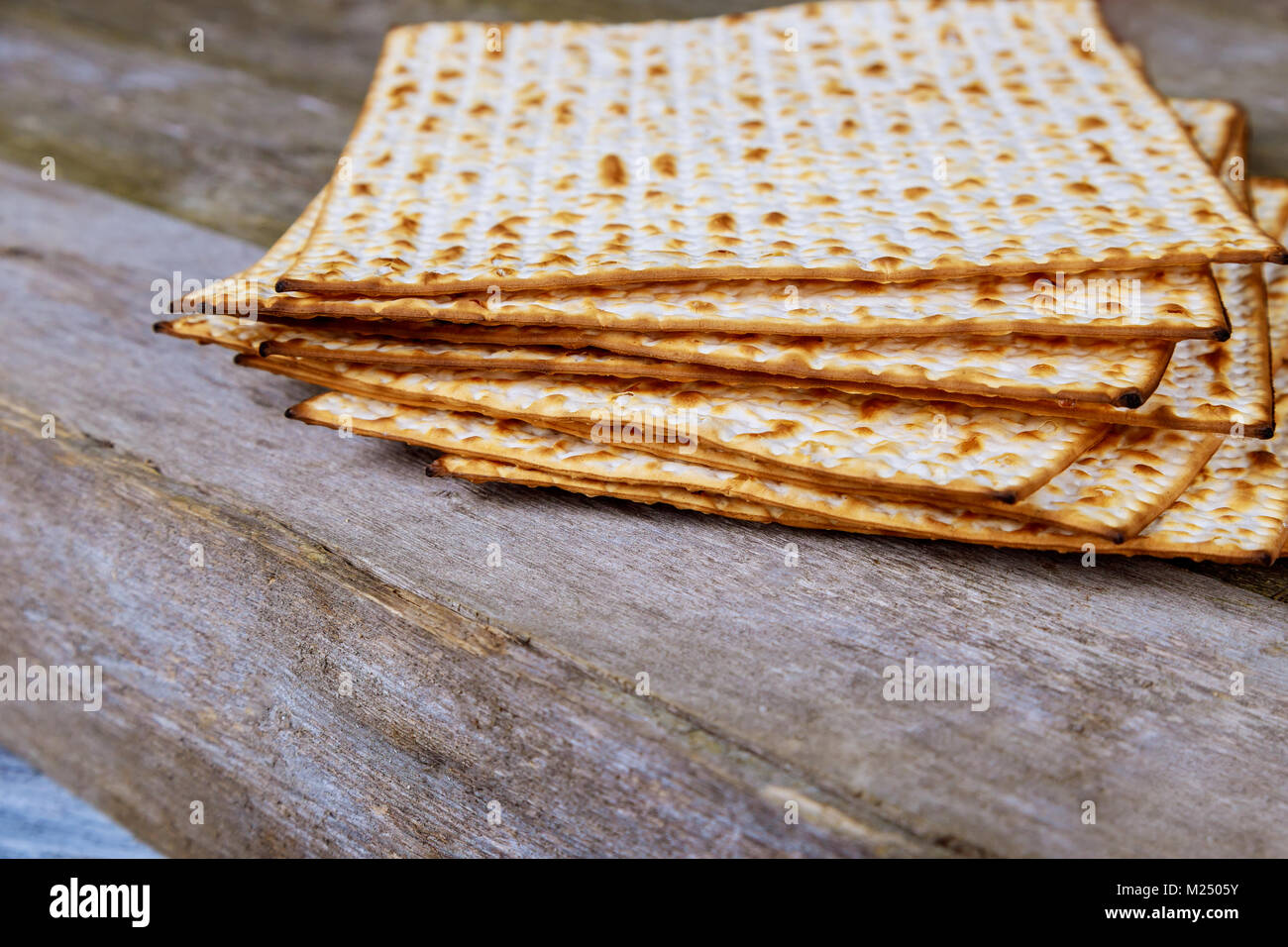 Matza pain pour la célébration de la pâque juive, maison de symbole ...