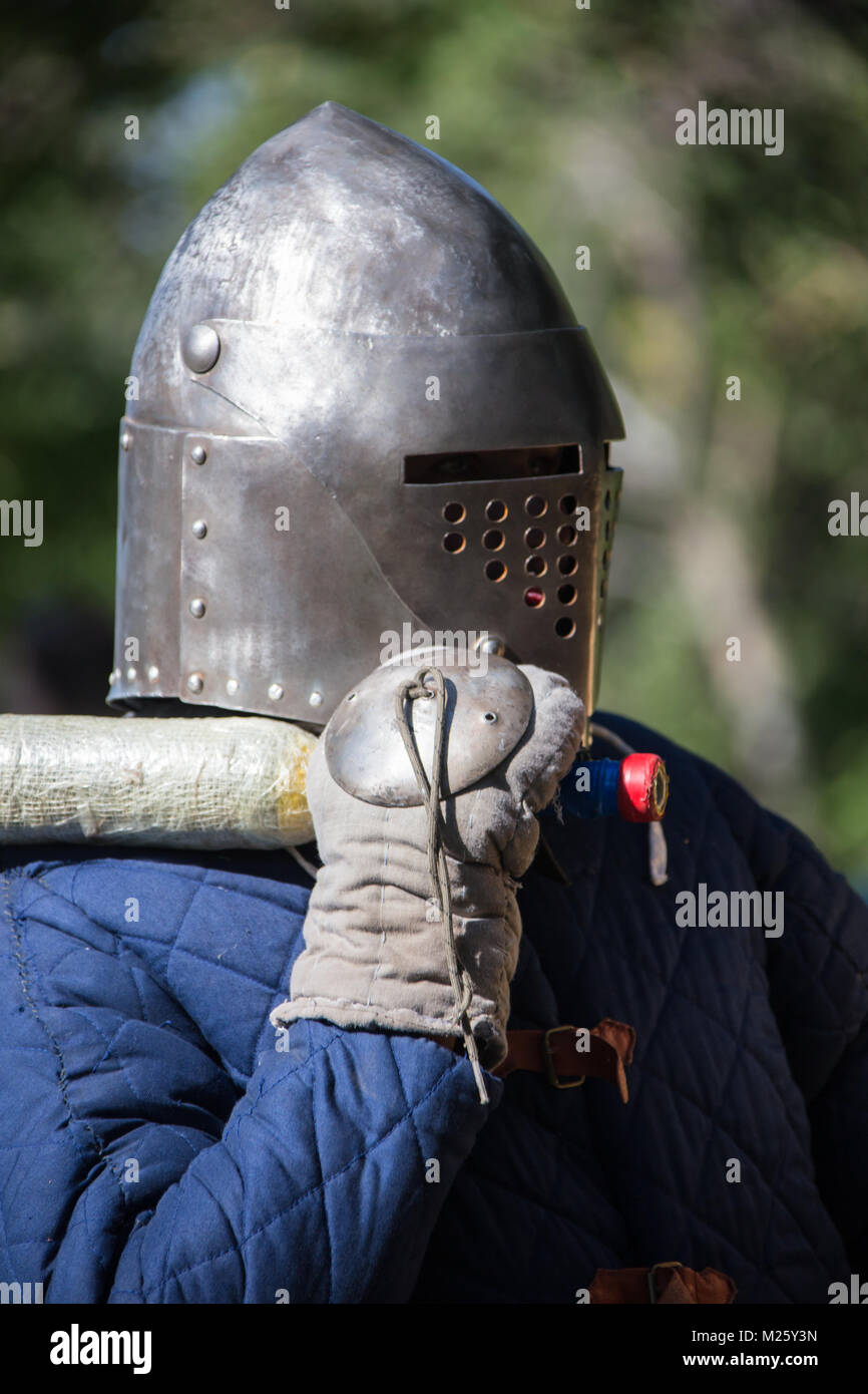 Knight holding sword Banque de photographies et d’images à haute ...