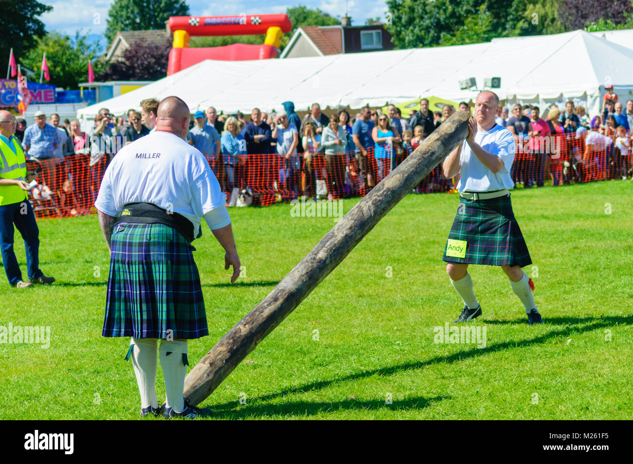 Homme se prépare à participer à jeter la caber compétition aux Jeux ...