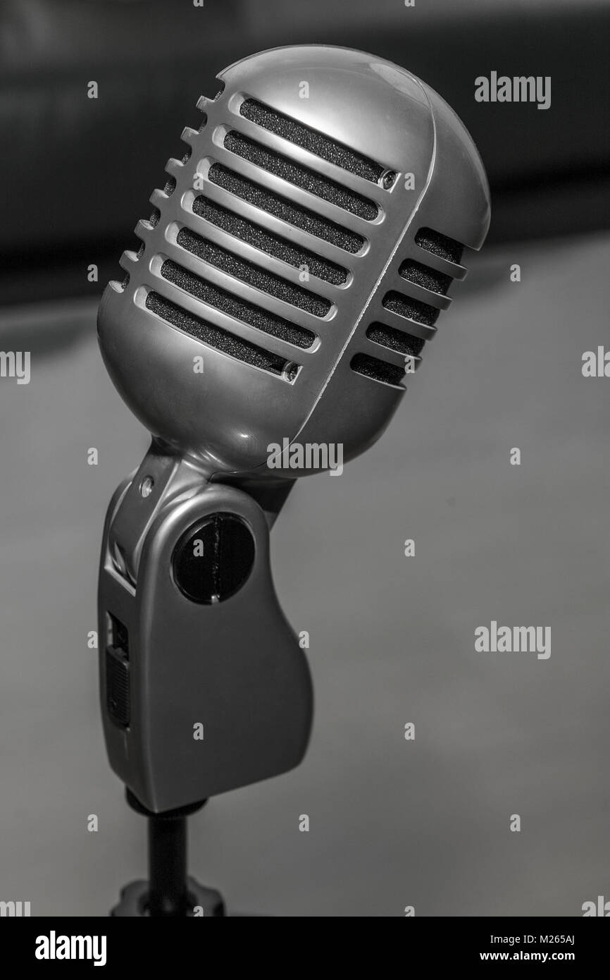 Vieux microphone pied argent Banque de photographies et d’images à haute résolution - Alamy
