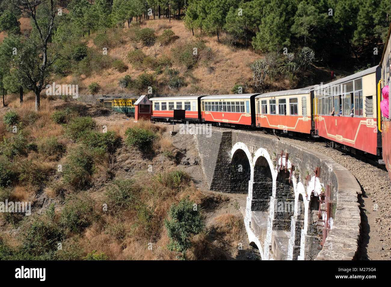 Train sur un pont Banque de photographies et d’images à haute ...