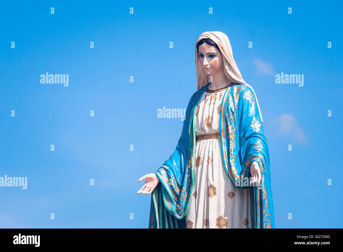 La Bienheureuse Vierge Marie statue debout devant le Diocèse catholique ...