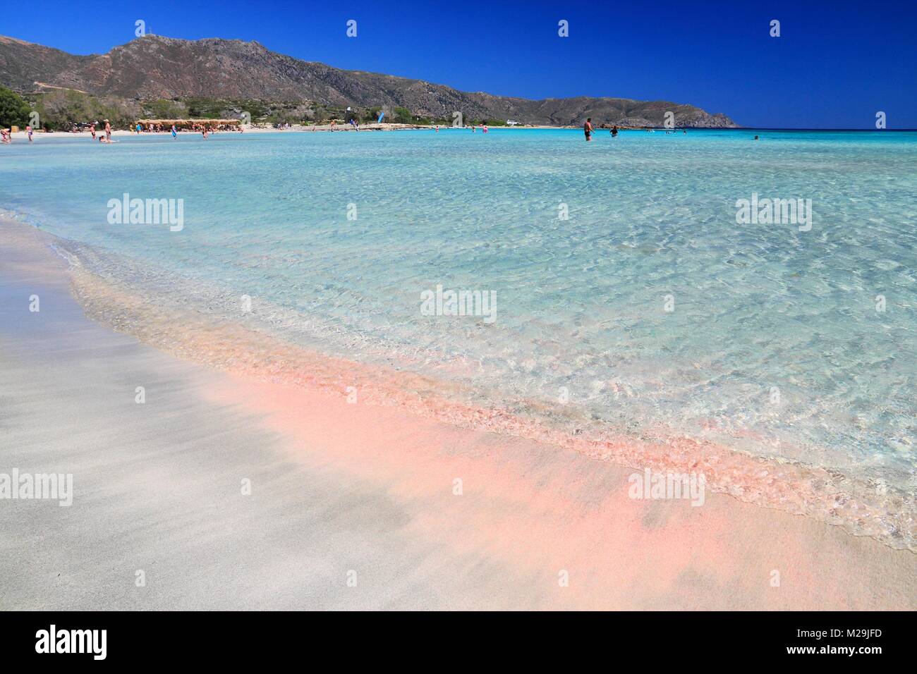 Côte de l'île de Crète en Grèce. Plage de sable rose d'Elafonissi ...