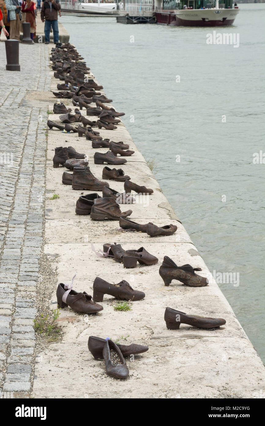 Budapest danube shoes statue Banque de photographies et d’images à ...