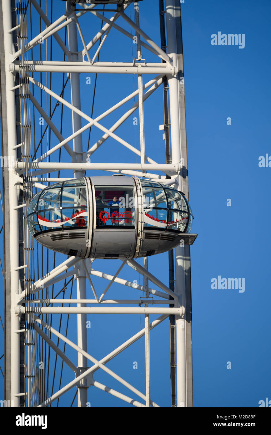 Pod de la roue Coca Cola London Eye Millennium Wheel dans le ciel bleu ...