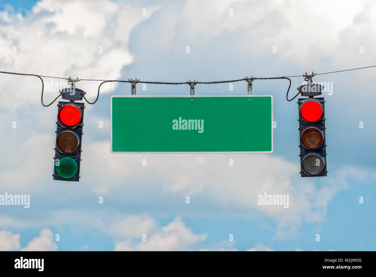 Feu de circulation avec deux feux rouges et un feu vert Banque de ...